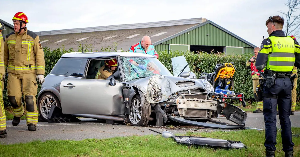 Traumahelikopter ingezet voor ernstig eenzijdig ongeval waarbij automobilist tegen boom rijdt