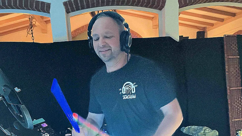 Iets te vieren? DJ Arjon maakt er een echt feestje van in De Muzenhof