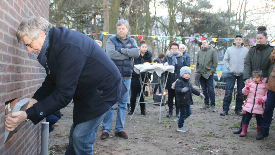 Wouter de Vries legt eerste steen voor nieuwbouw Driestroomhuis Damaris ...