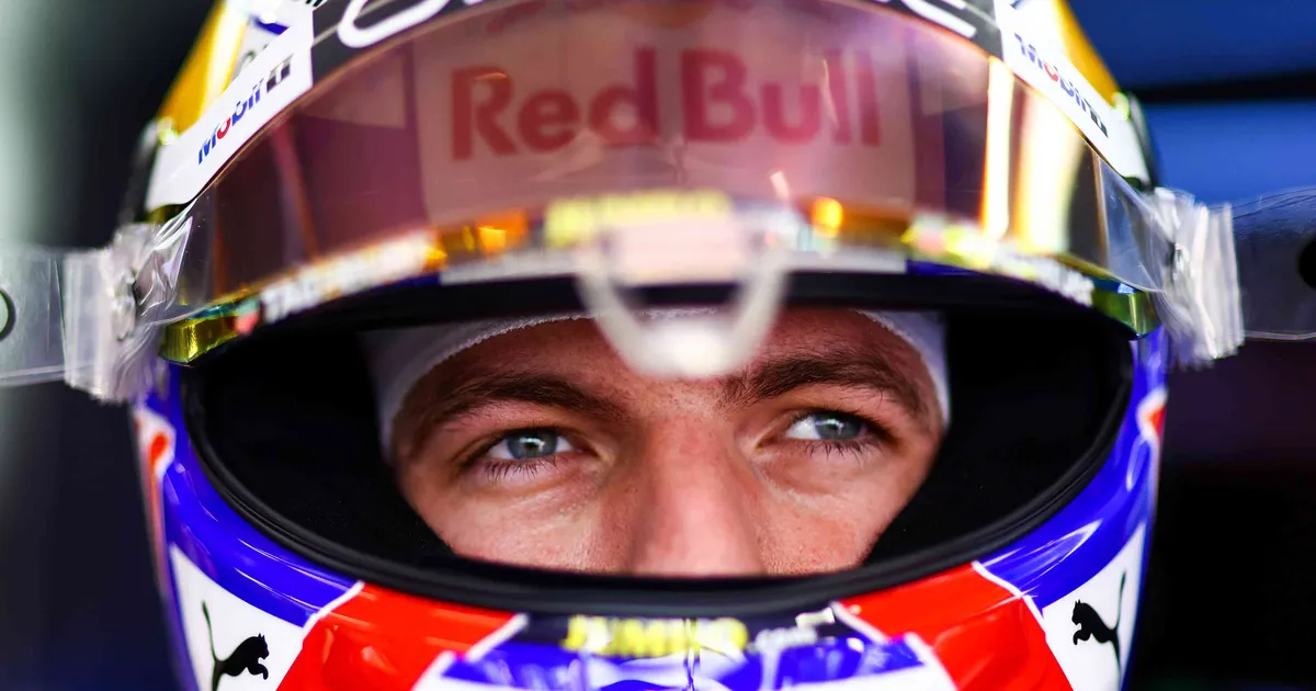 Max Verstappen onthult nieuwe ‘retro’ helm op Monza