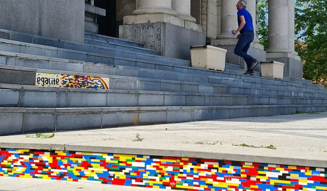 Dude fixt afgebroken muurtjes over de hele wereld met LEGO-blokjes