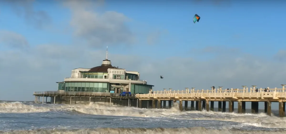 Vlaamse kitesurfer jumpt over pier in België