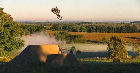 BMX’er Brett Rheeder gaat los in deze heerlijke herfstachtige video
