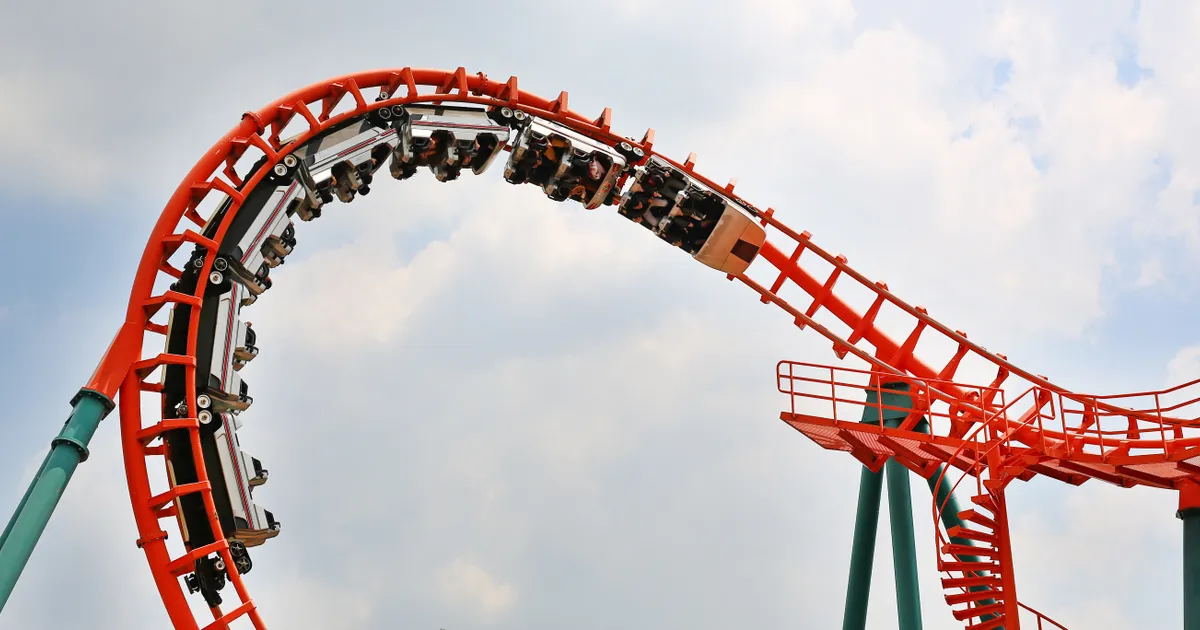 Nachtmerrie: achtbaan loopt vast in een looping