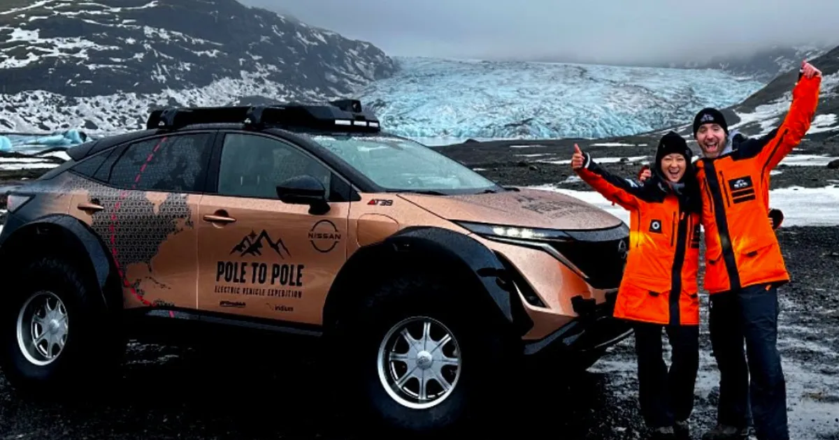 Twee waaghalzen gaan van pool tot pool in een elektrische auto