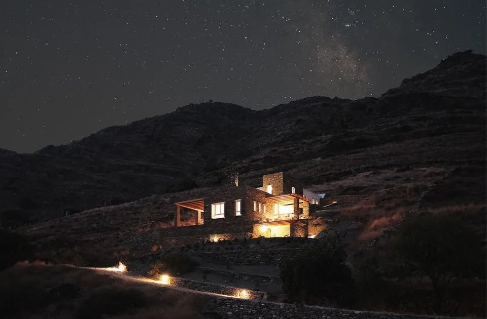 Rotsachtige villa geeft indrukwekkend uitzicht over het Griekse land