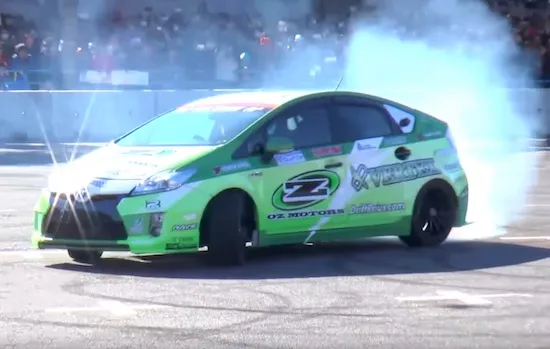 Handige jongens laten zelfs een Toyota Prius driften
