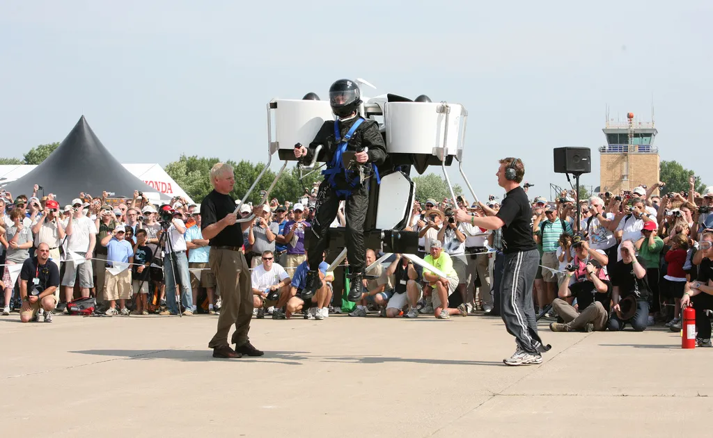 Jetpack gaat strijd aan met Dodge Challenger op circuit