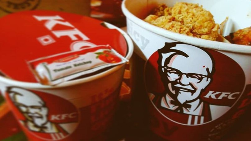 Bij deze baan krijg je betaald om KFC te eten