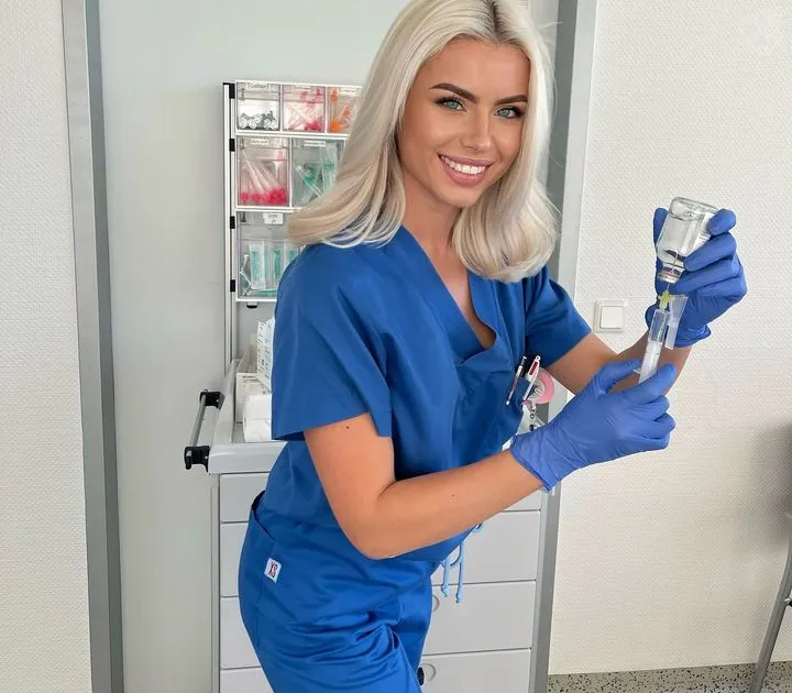 Laat je heerlijk verzorgen door de knappe verpleegster Kim Schiele