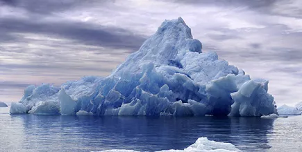 Gigantische ijsberg maakt salto