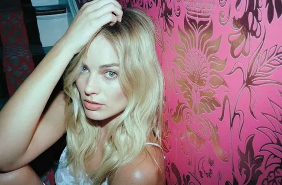 Margot Robbie laat je weer genieten in deze geweldige fotoshoot