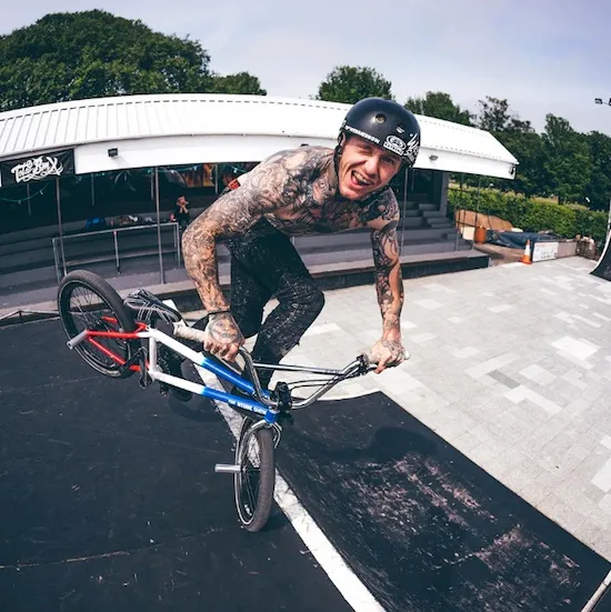 Mark Webb bewijst een van de lijpste BMX’ers aller tijden te zijn met ...