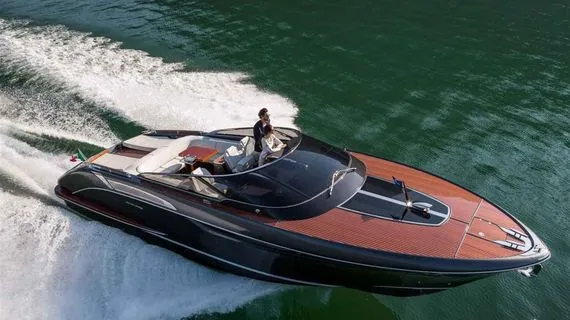 Riva heeft een bloedsnelle nieuwe speedboot en ze is schitterend