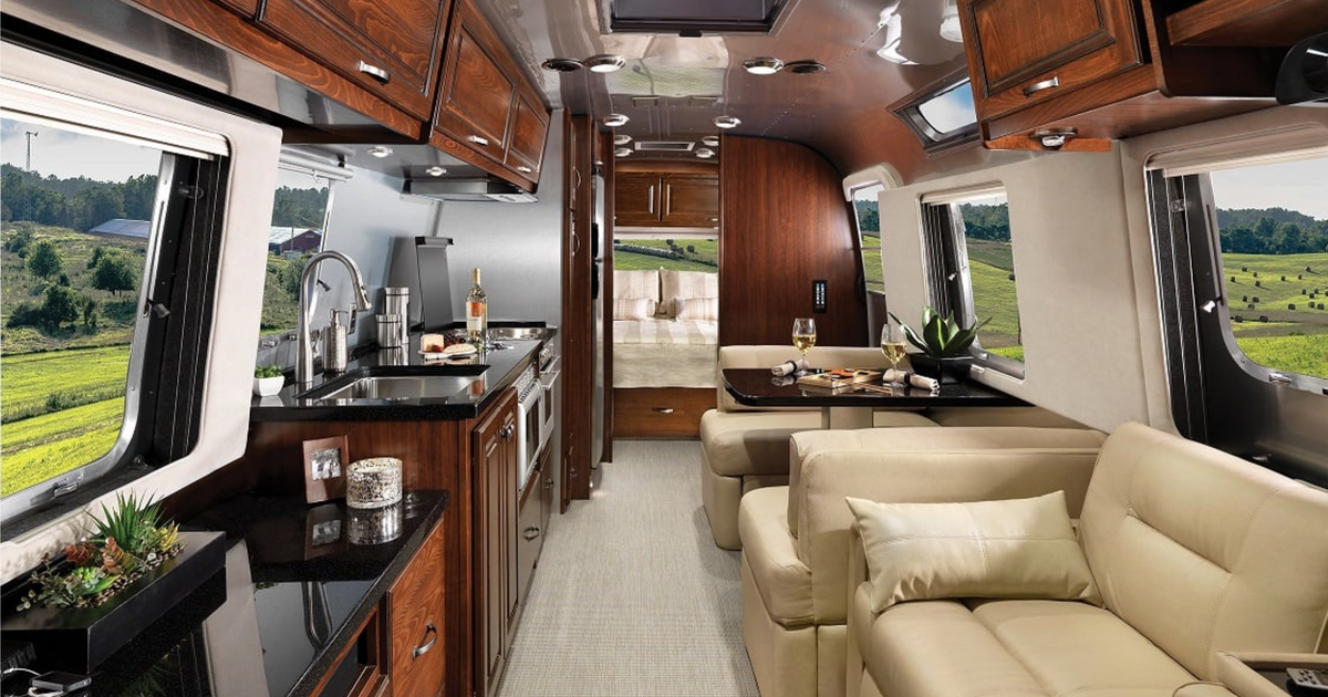 Met deze gigantische caravan wordt op de camping staan nog leuk ook