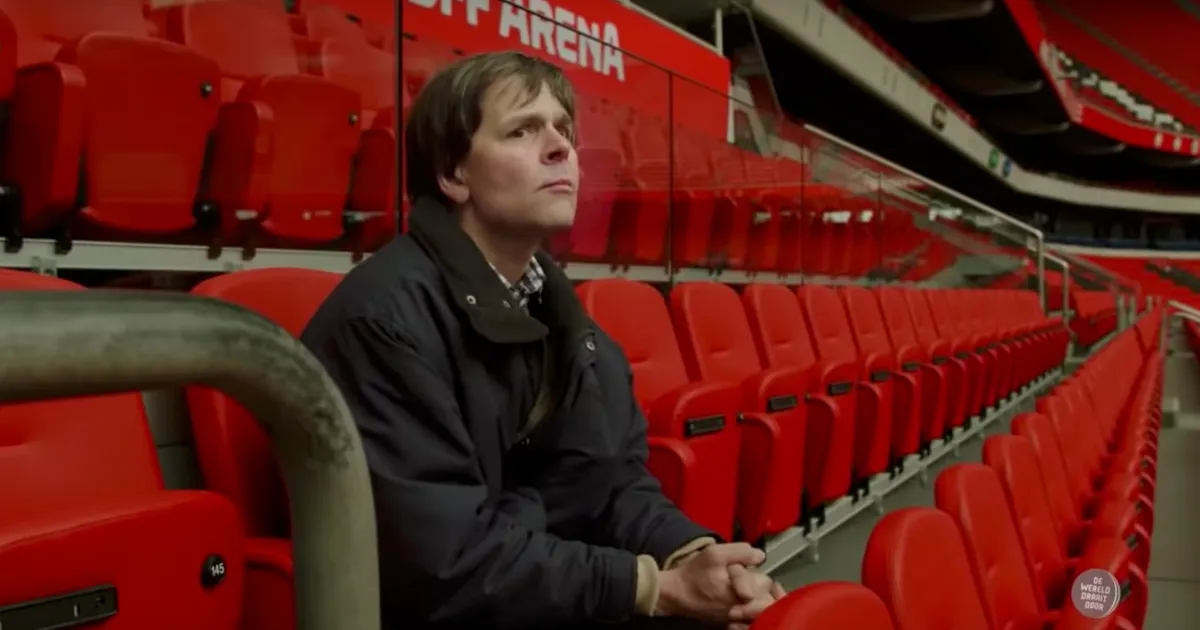 Kees tekent de Johan Cruijff Arena op indrukwekkend gedetailleerde wijze na