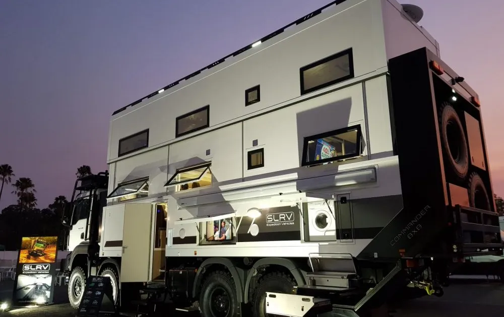 De SLRV Commander camper heeft twee verdiepingen