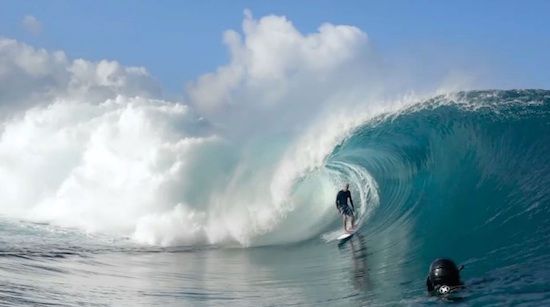 Surfdude showt zijn ziekste trucs