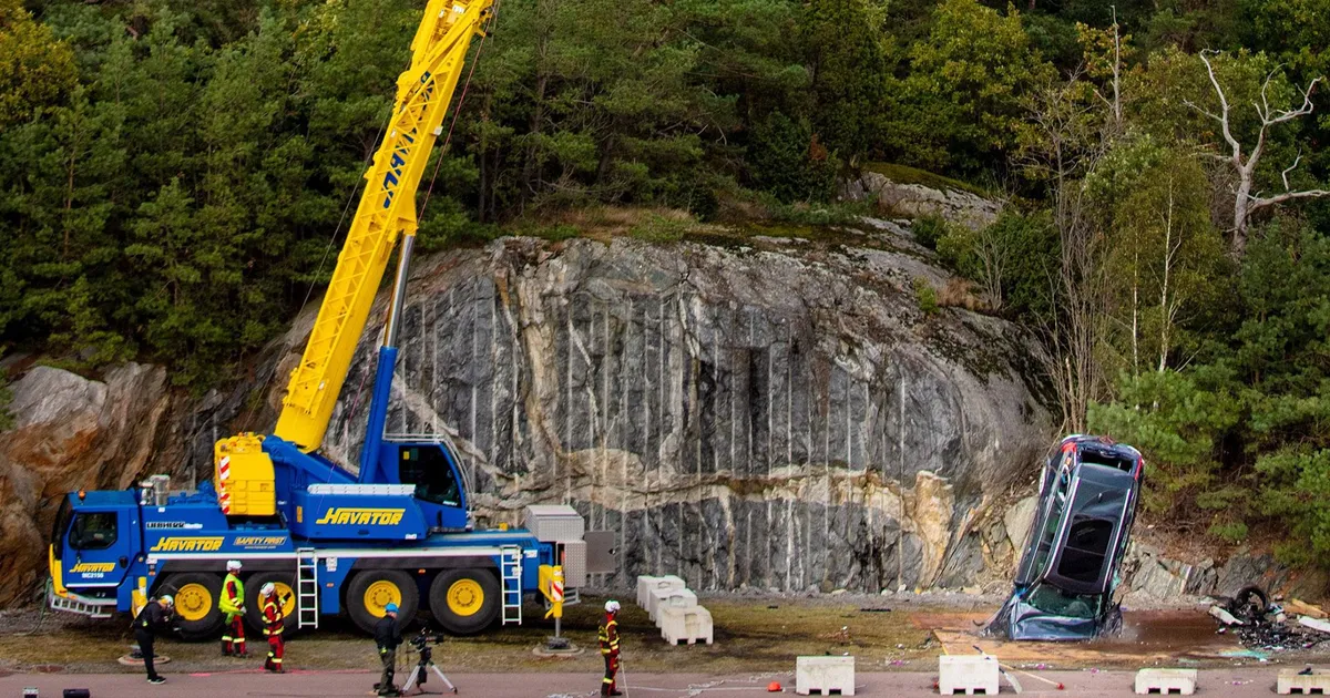 Ultieme crashtest: Volvo laat nieuwe modellen 30 meter naar beneden ...