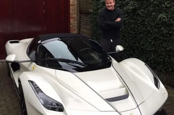 Gordon Ramsay geniet van zijn nieuwe Ferrari LaFerrari Aperta