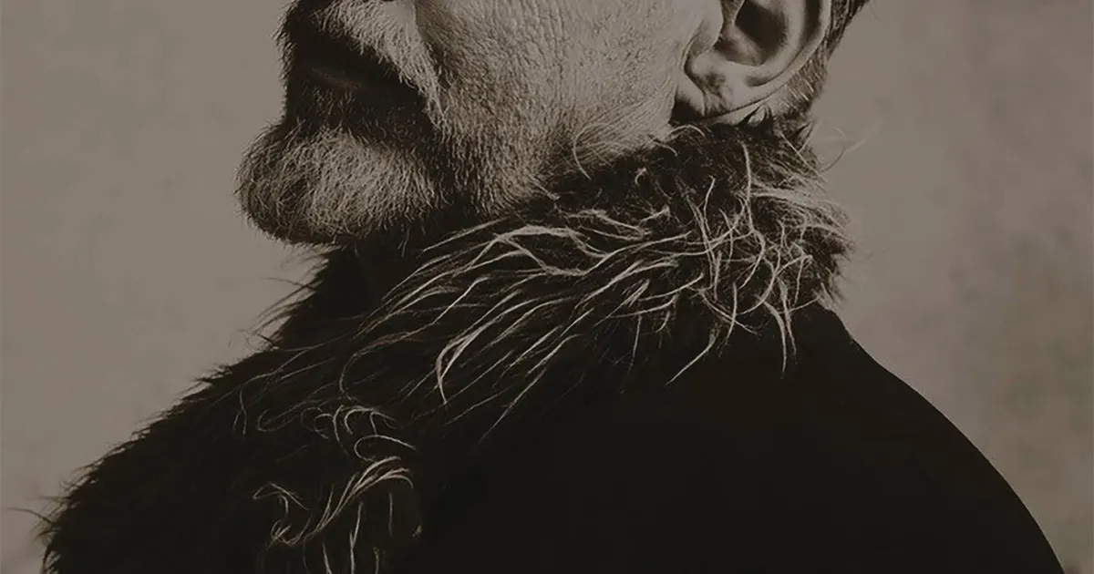 Hugo Borst deelt bijzondere verhalen in Borst, van Willem van Hanegem ...