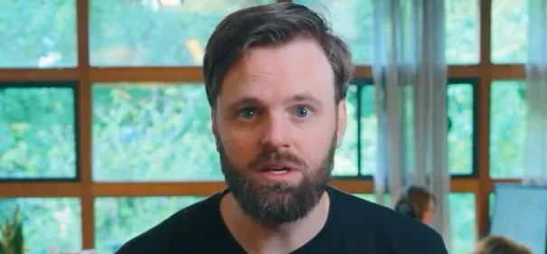 Tim Hofman onthult naam van de profvoetballer in zijn nieuwe BOOS ...