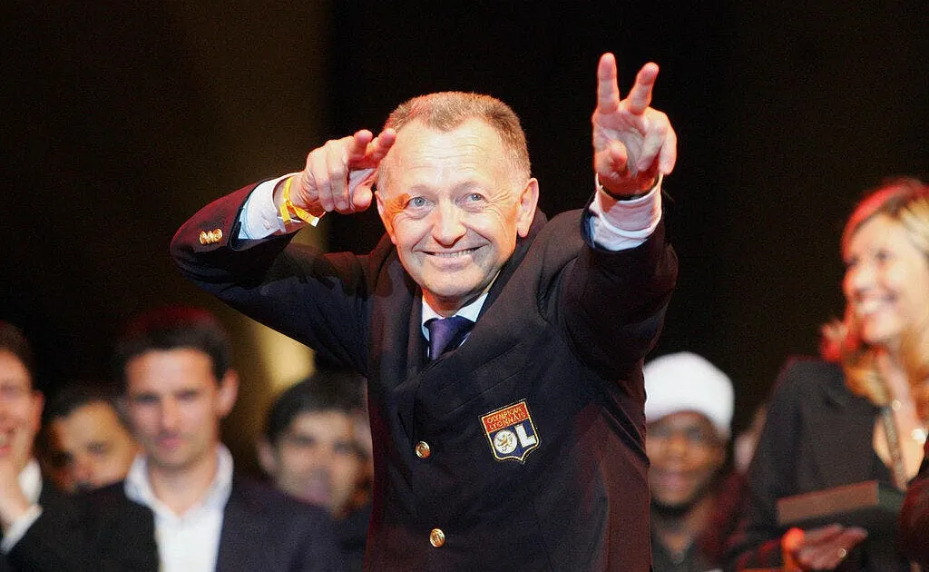 Aulas colle une gifle à un supporter chambreur