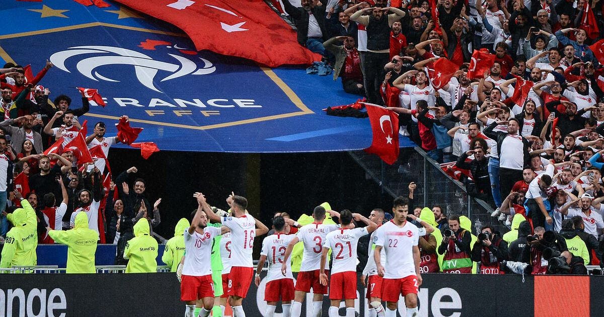 France-Turquie : Le salut militaire de sortie, l'UEFA pourrait frapper fort
