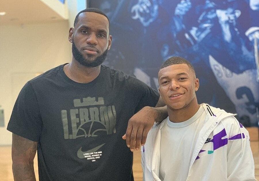PSG : Kylian Mbappé pose avec Le Bron James