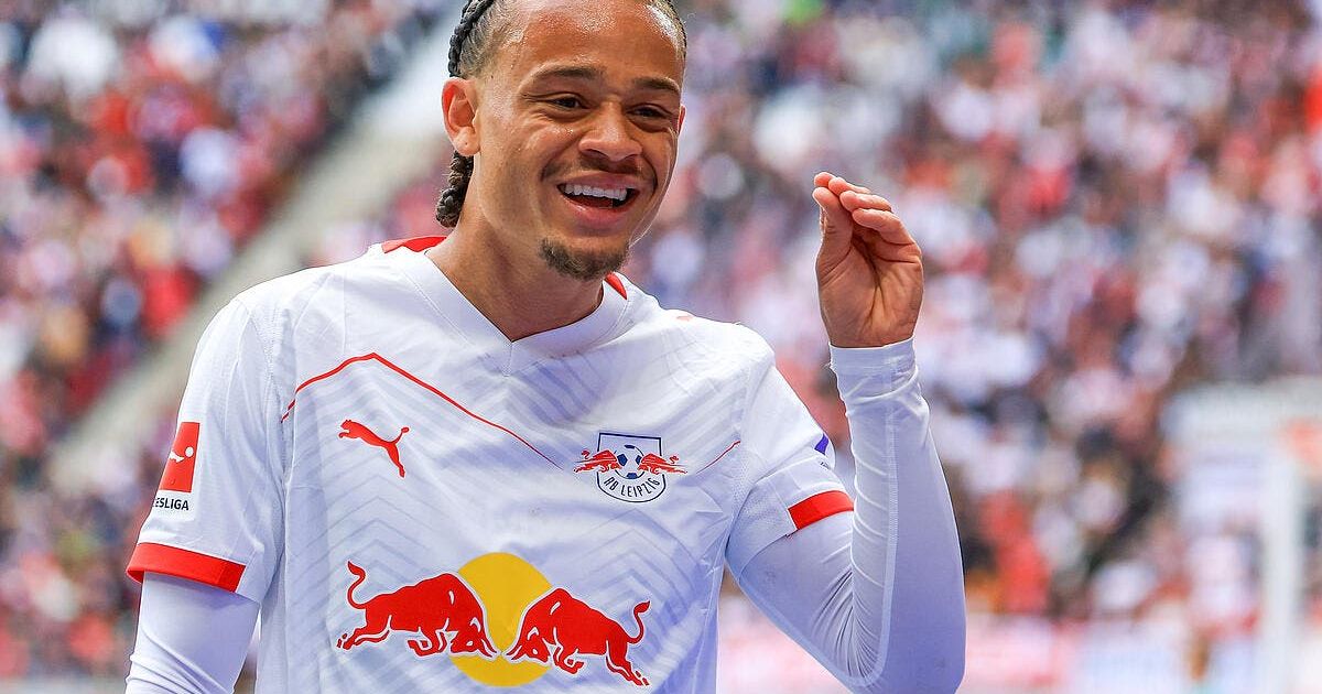 Xavi Simons discute avec le bourreau du PSG