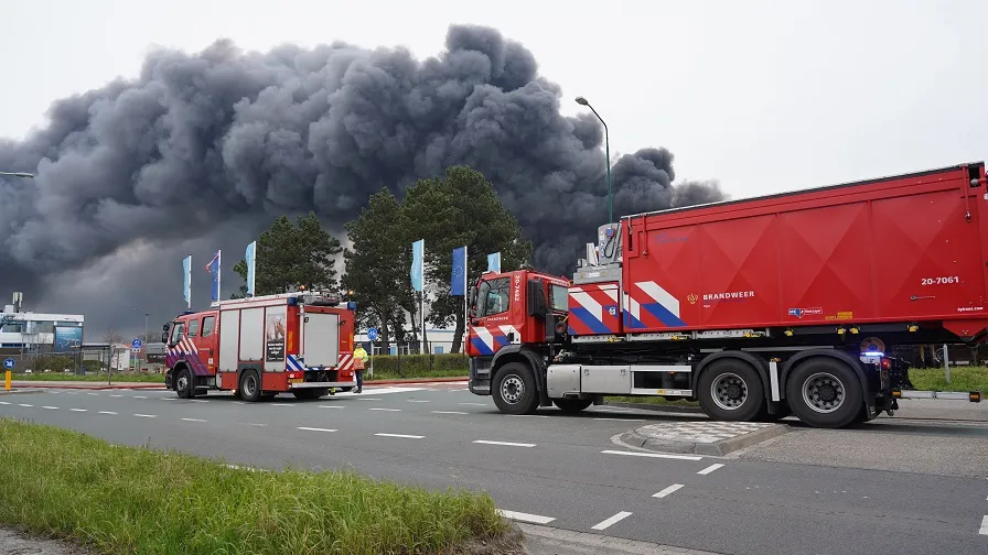 (VIDEO) Brandweer Rijen ingezet bij zeer grote brand Etten-Leur