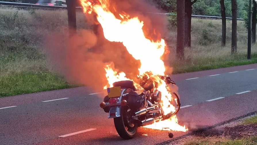 Motor vliegt in brand tijdens rijden in Gilze