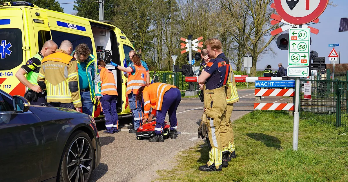 Wielrenner botst tegen slagboom, valt en wordt door trein aangereden