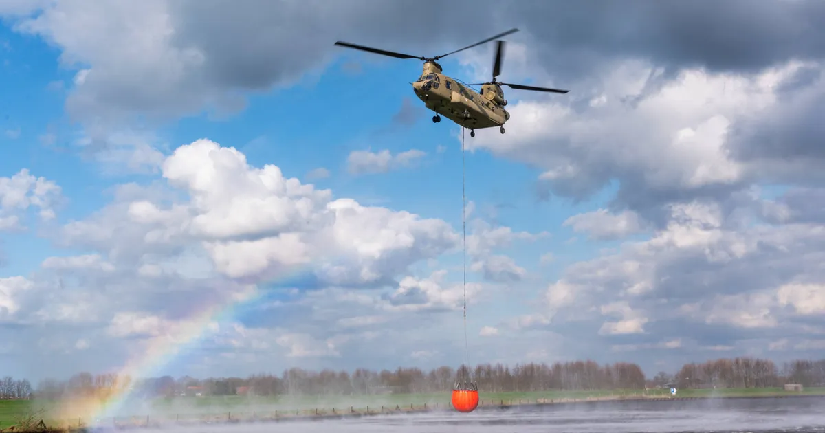 Defensie zet Chinook en blusvoertuigen in bij grote natuurbrand in Ede