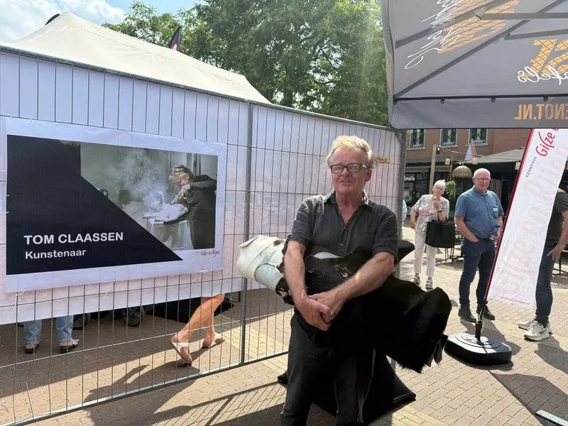 Beeldhouwer Tom Claassen maakt kunstwerk voor op het Wilhelminaplein
