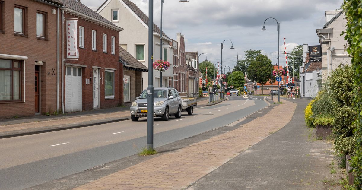 Rijen maakt tijdelijk kunstwerk op slooppanden bij station: oproep aan ...