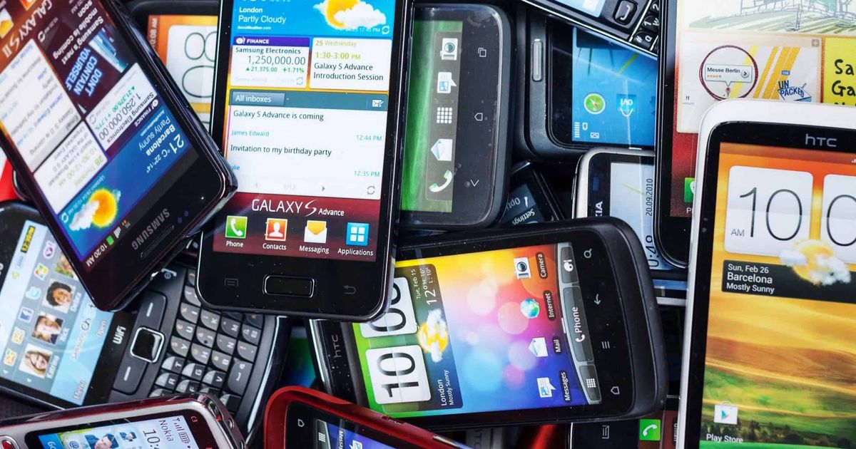 Customs Intercepts 100 Mobile Phones Hidden on Man's Body at Gongbei Port