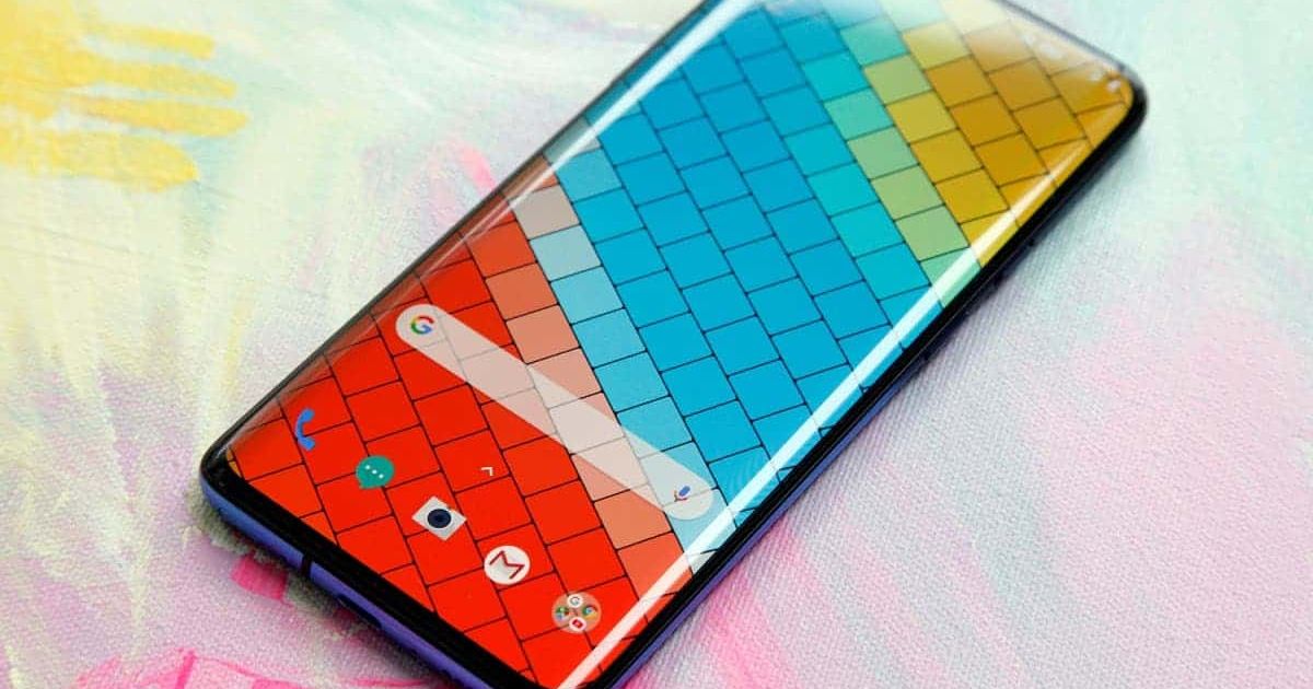 This smartphone can change the color of its back panel