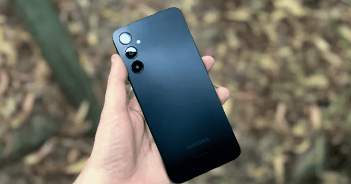 A two-year-old entry-level Samsung phone is now getting the One UI 7 ...