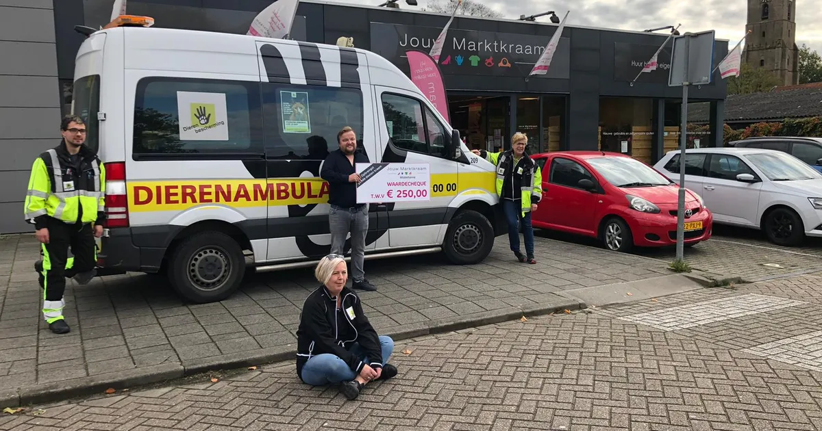 Prachtige JMK-cheque voor Dierenambulance