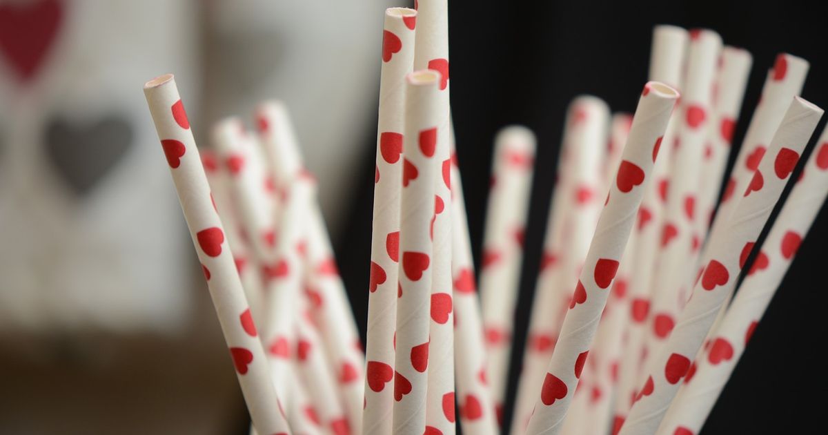 NVWA doet onderzoek naar PFAS in papieren rietjes