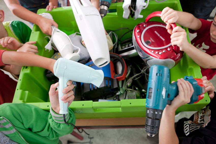 Basisschoolkinderen doen aan Wecyclen apparaten