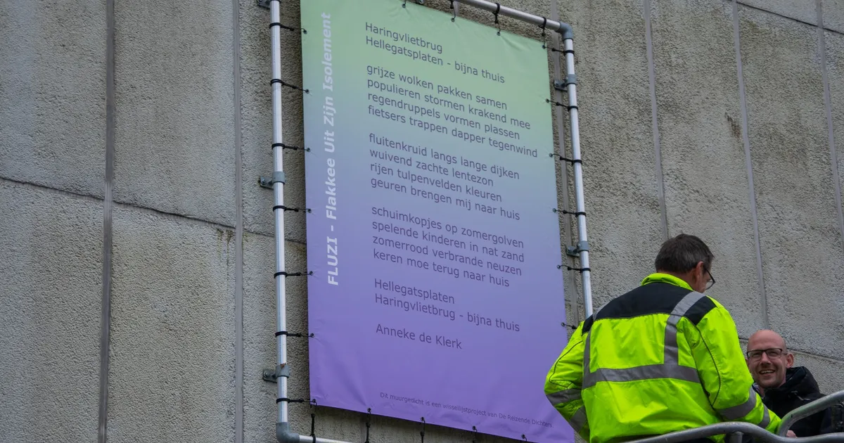 Nieuw gedicht op gevel gemeentehuis