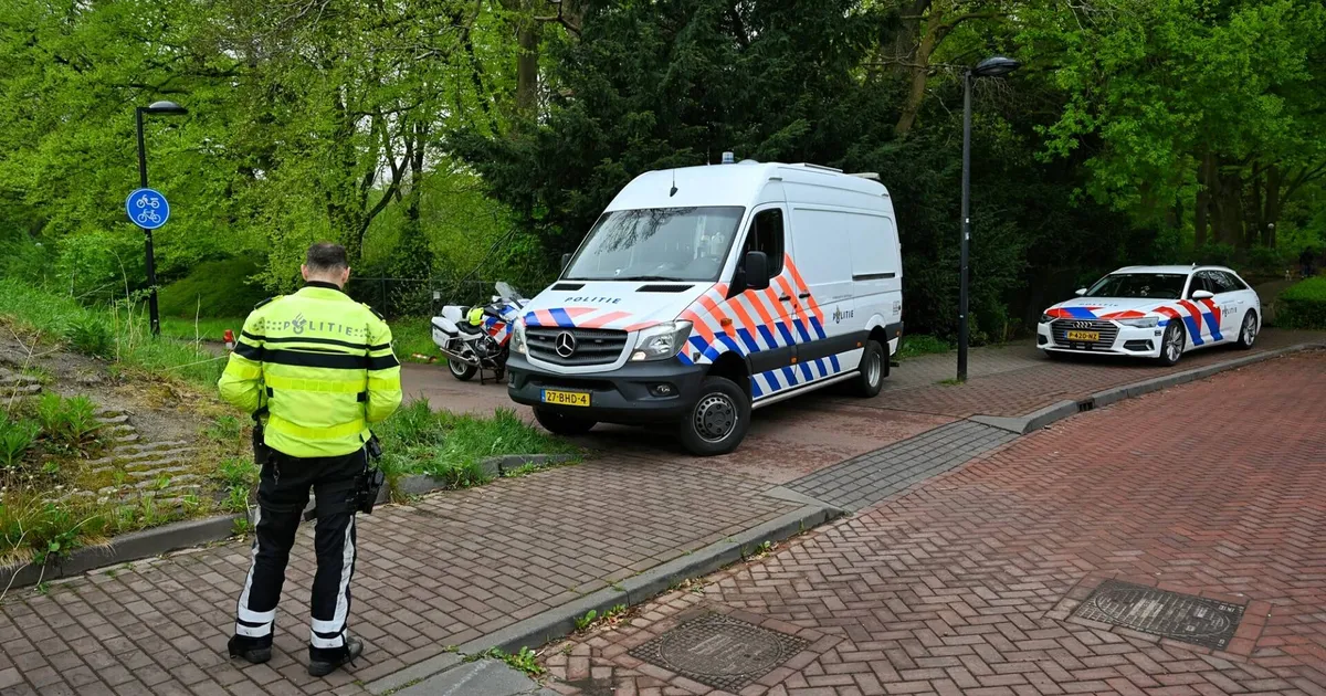 Overleden persoon aangetroffen op fietspad, politie doet onderzoek