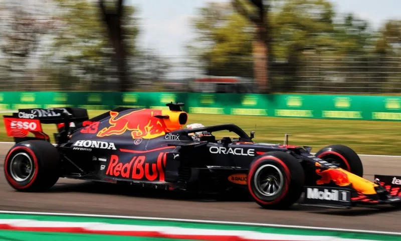 Verstappen critical of himself: 'Haven't had such a bad lap in ages'.