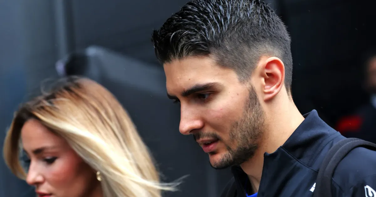 Ocon wordt zwaar uitgejoeld bij verschijning in fanzone Barcelona