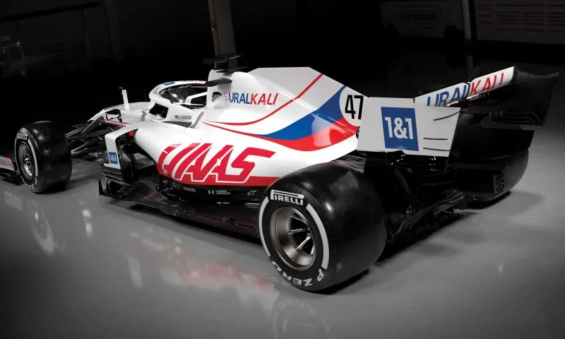 The Internet discusses the 'Russian livery' on the American Haas F1 car