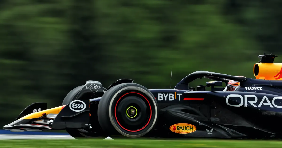 Max Verstappen rijdt met speciale livery op Silverstone