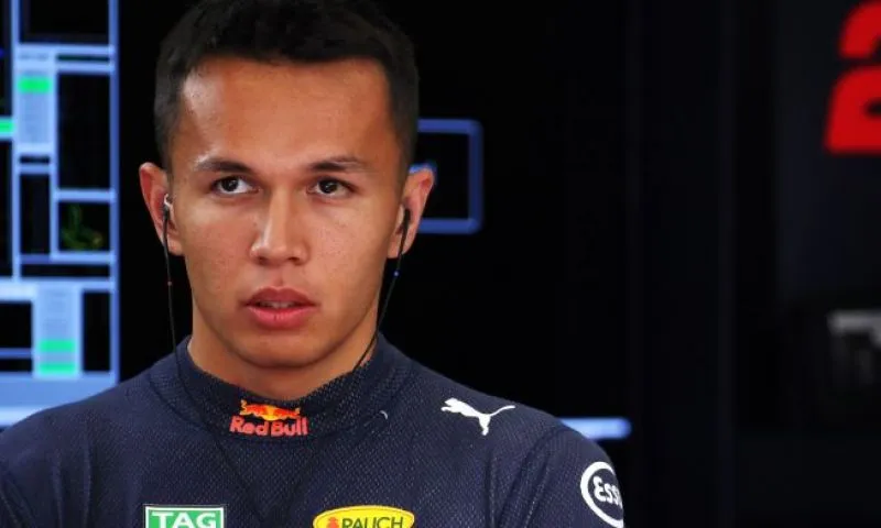 Albon scratches his head after big gap with Verstappen: "This is confusing"