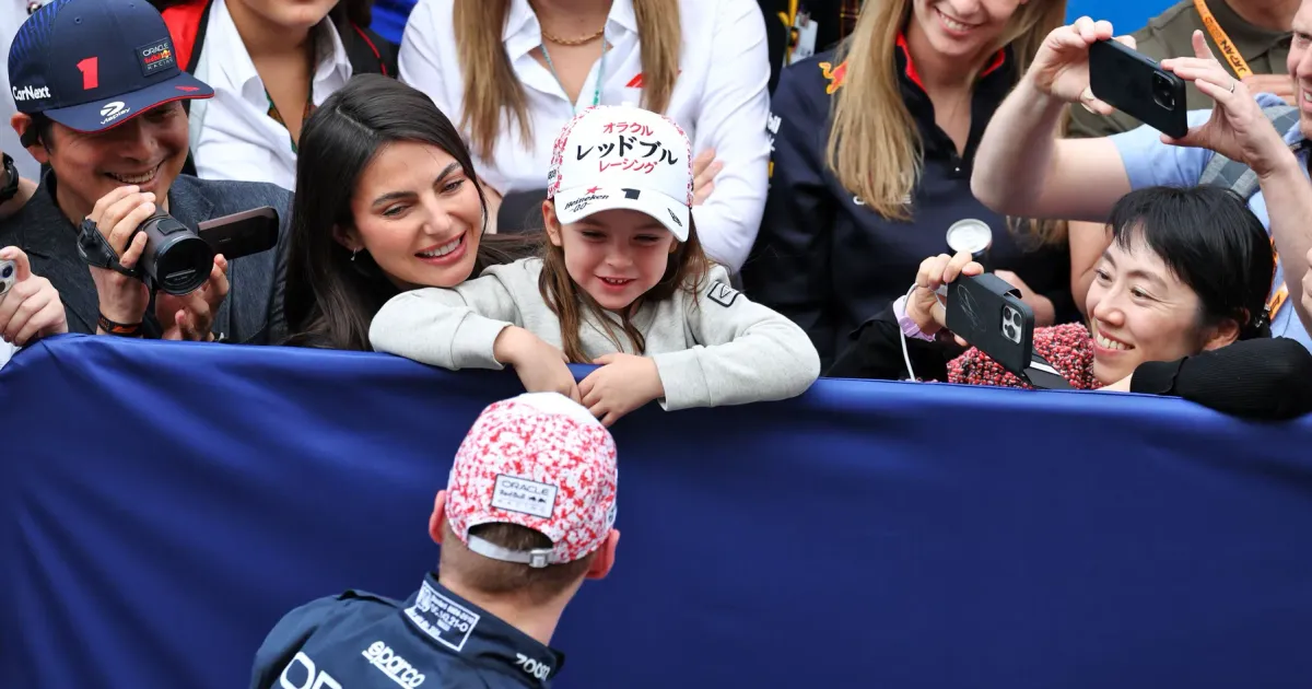 Penelope is met moeder Kelly Piquet in Monaco om haar ‘Maxie’ te steunen